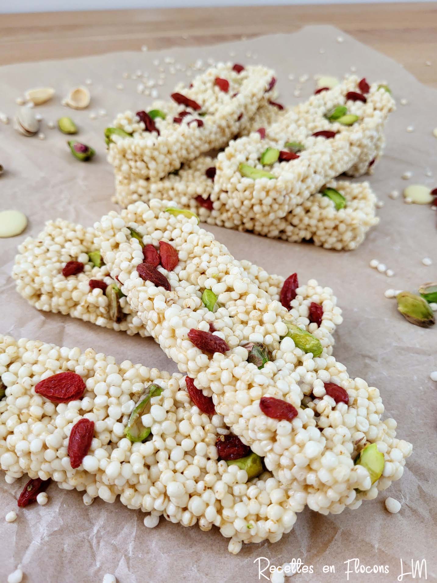 BARRES DE QUINOA SOUFFLE AU CHOCOLAT BLANC, PISTACHES ET BAIES DE GOJI ...